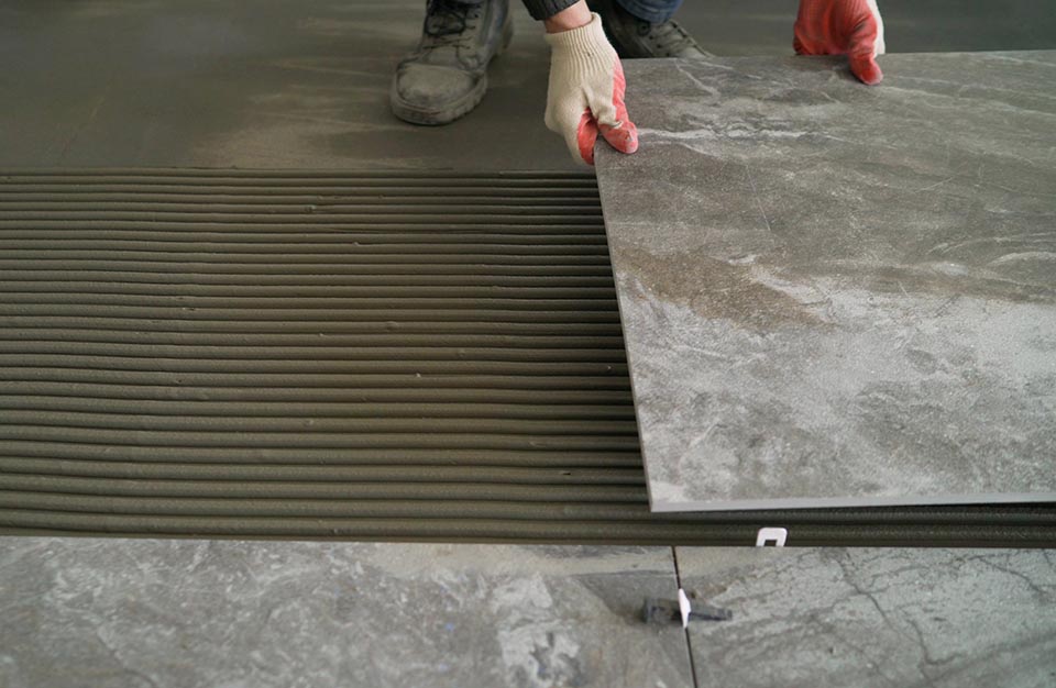 Using a notched trowel when tiling | Weber UK