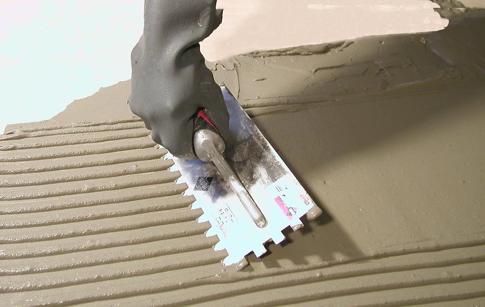 Using a notched trowel when tiling | Weber UK