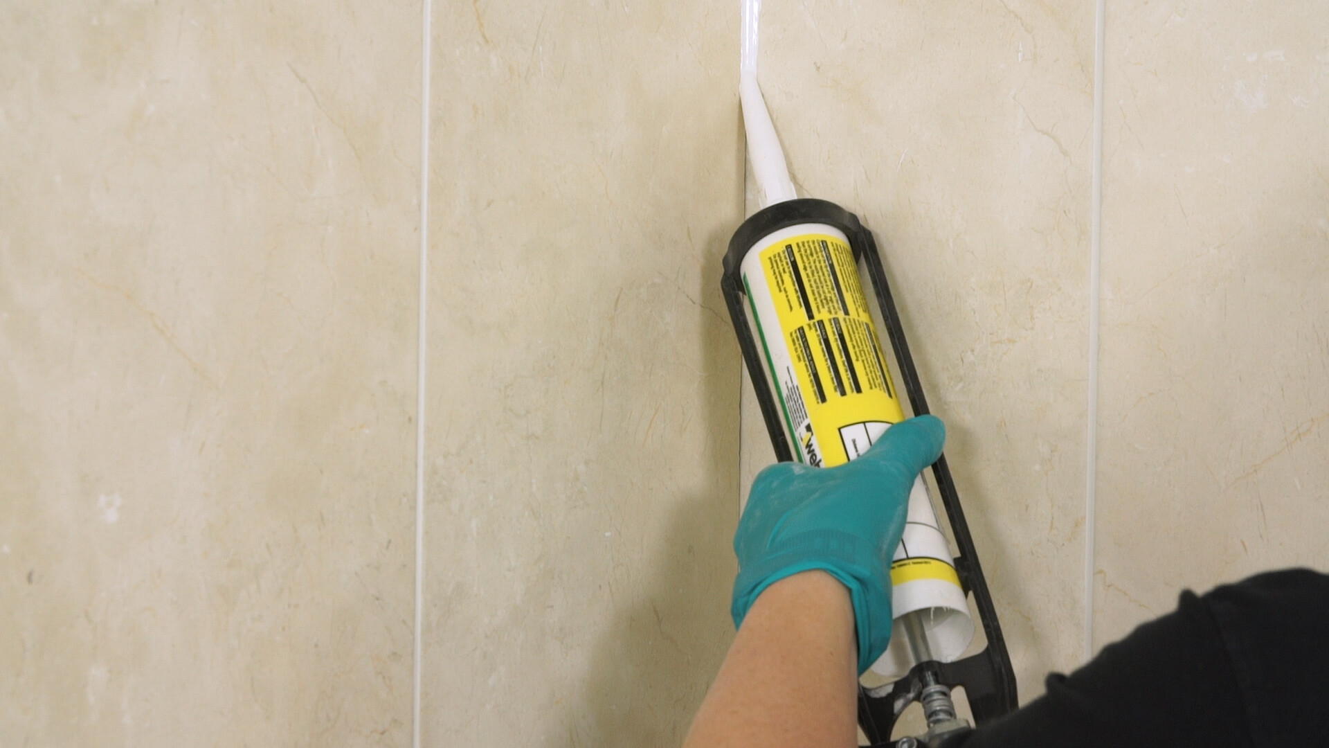 How to tile a bathroom wall | Weber UK