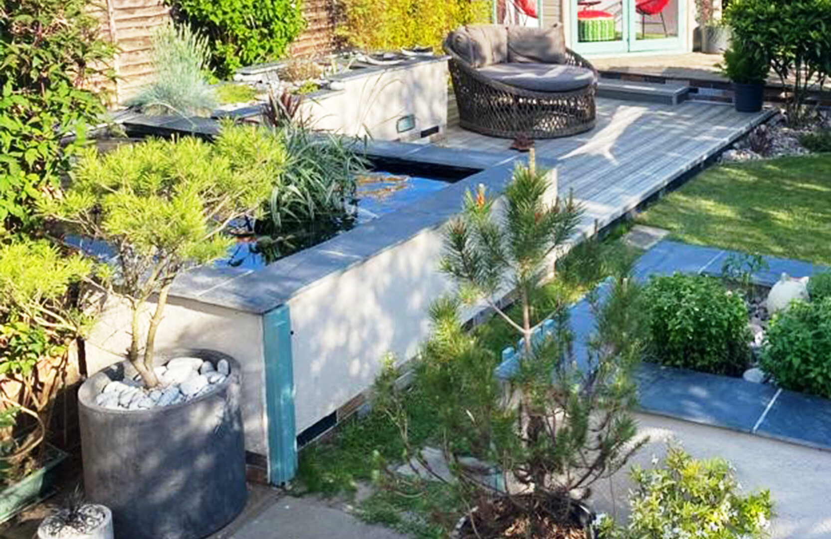 Modern rendered garden wall and planter tips | Weber UK